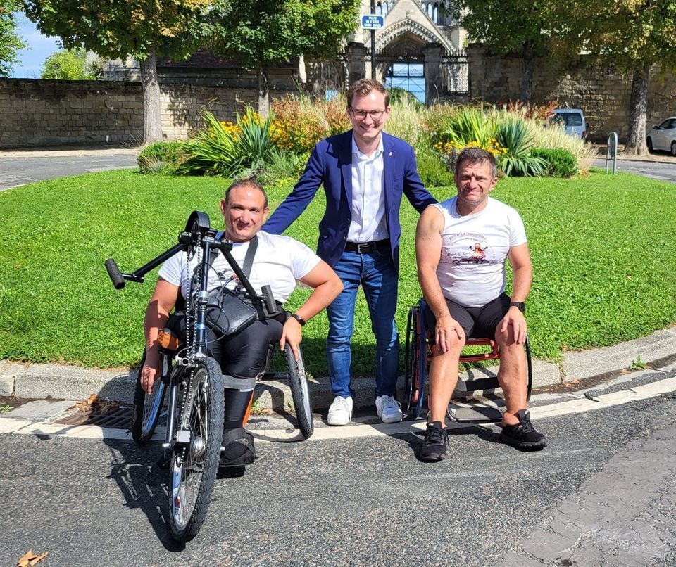 Carnets de notes : ILS L'ONT FAIT ! Après 400km de périple en handbike ...